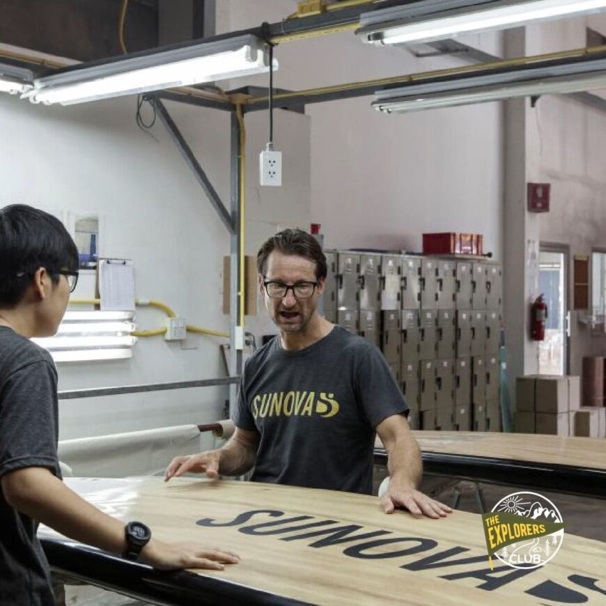 The Board Factory โรงงานเซิร์ฟบอร์ดในเขาหลักที่ให้พนักงานลงทะเลเมื่อมีคลื่น
