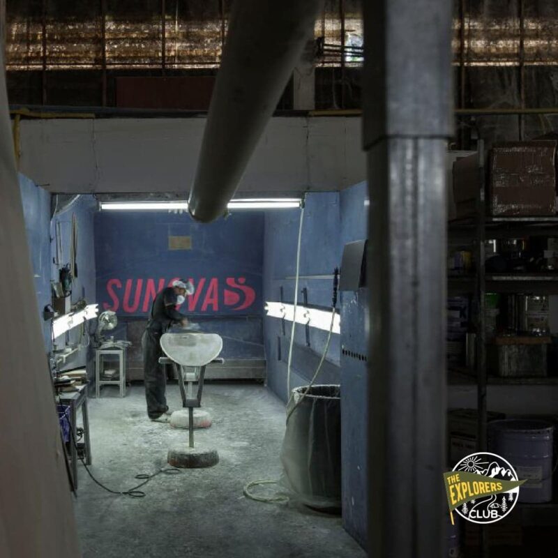 The Board Factory โรงงานเซิร์ฟบอร์ดในเขาหลักที่ให้พนักงานลงทะเลเมื่อมีคลื่น